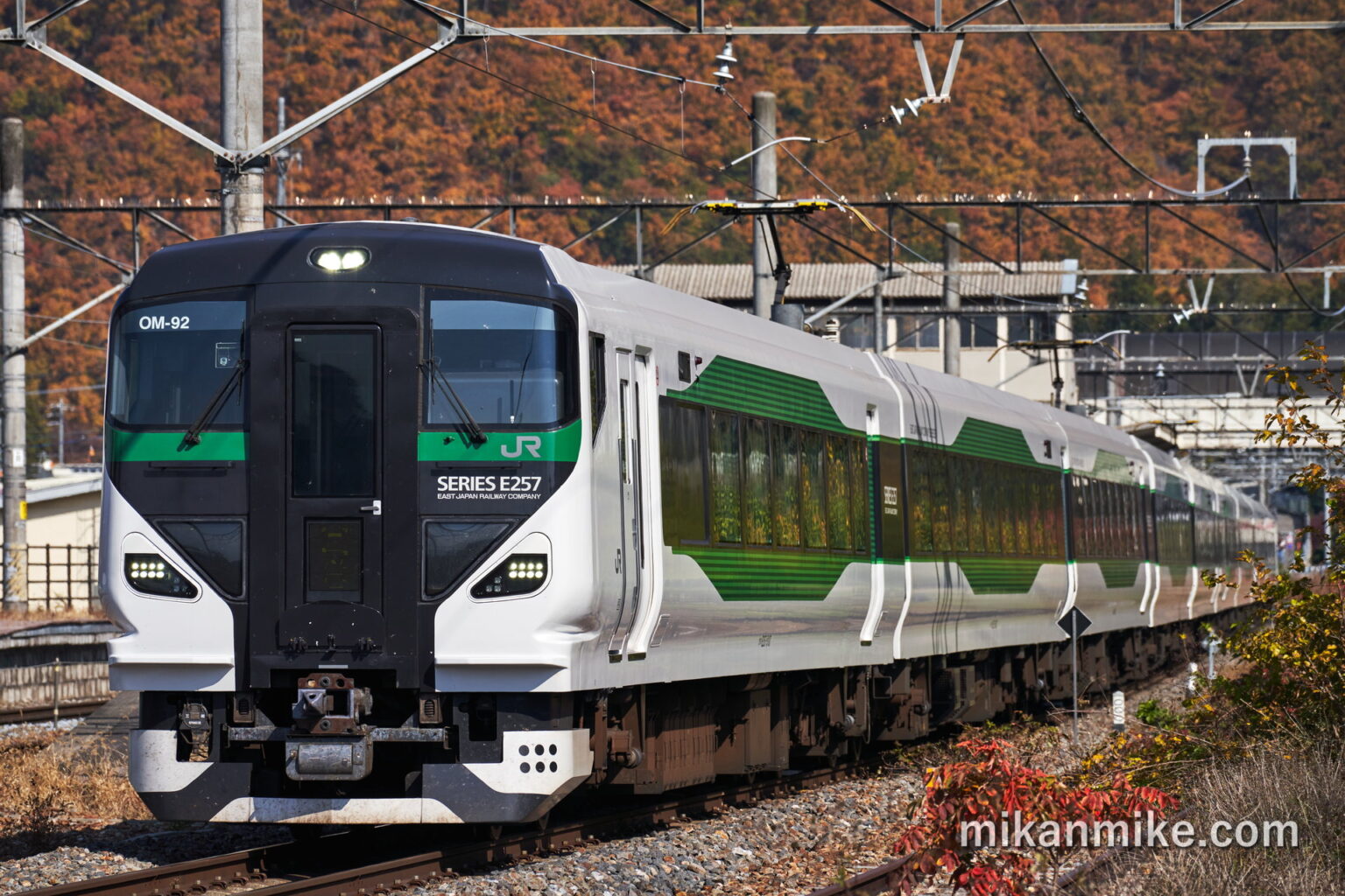 E257系5000番台OM-92編成「特急あずさ82号」運転（2023/11/5） | mikanmike ～てすとぶろぐ～